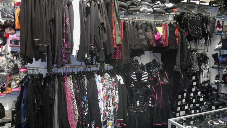 Negozi alternativi a Roma: ecco la moda Punk da non perdere - Snap Italy