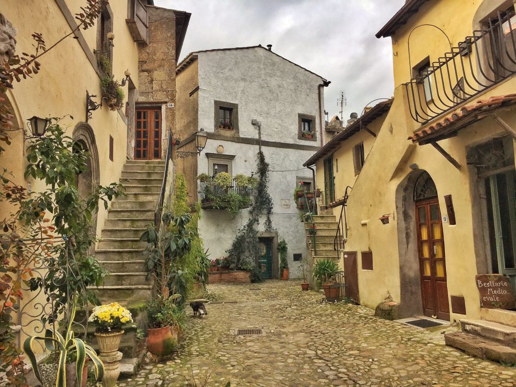 Visitare Calcata: una volta fatto non potrete non tornarci - Snap Italy