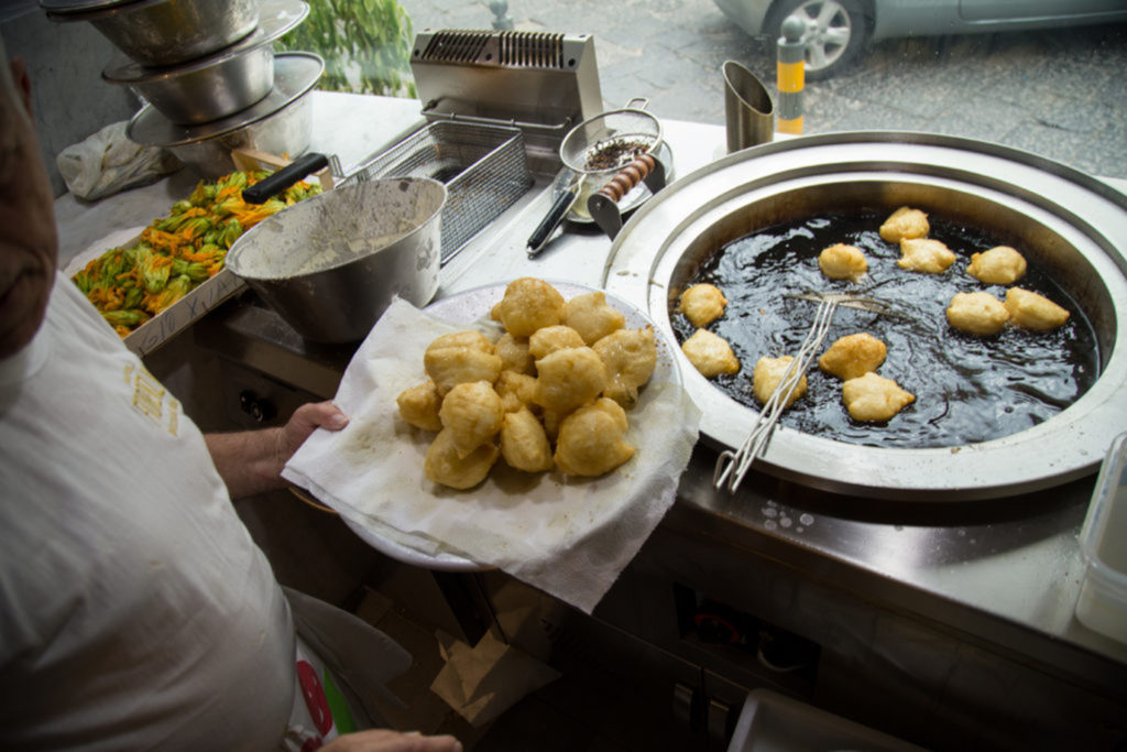 Street food a Napoli: ecco le migliori friggitorie in città - Snap Italy