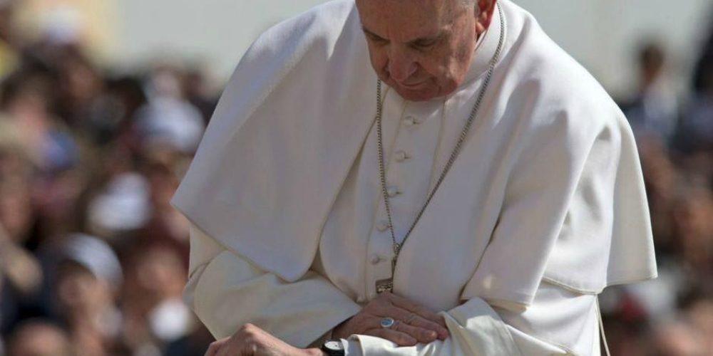 Abiti del Papa, chi confeziona l'armadio più prezioso al mondo - Snap Italy