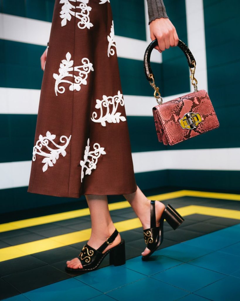 Prada book, in un libro i primi 30 anni di “Sincere Chic” - Snap Italy